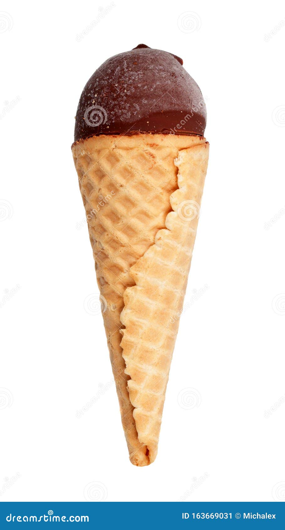 Helado De Chocolate En Cono De Gofre Imagen De Archivo Imagen De
