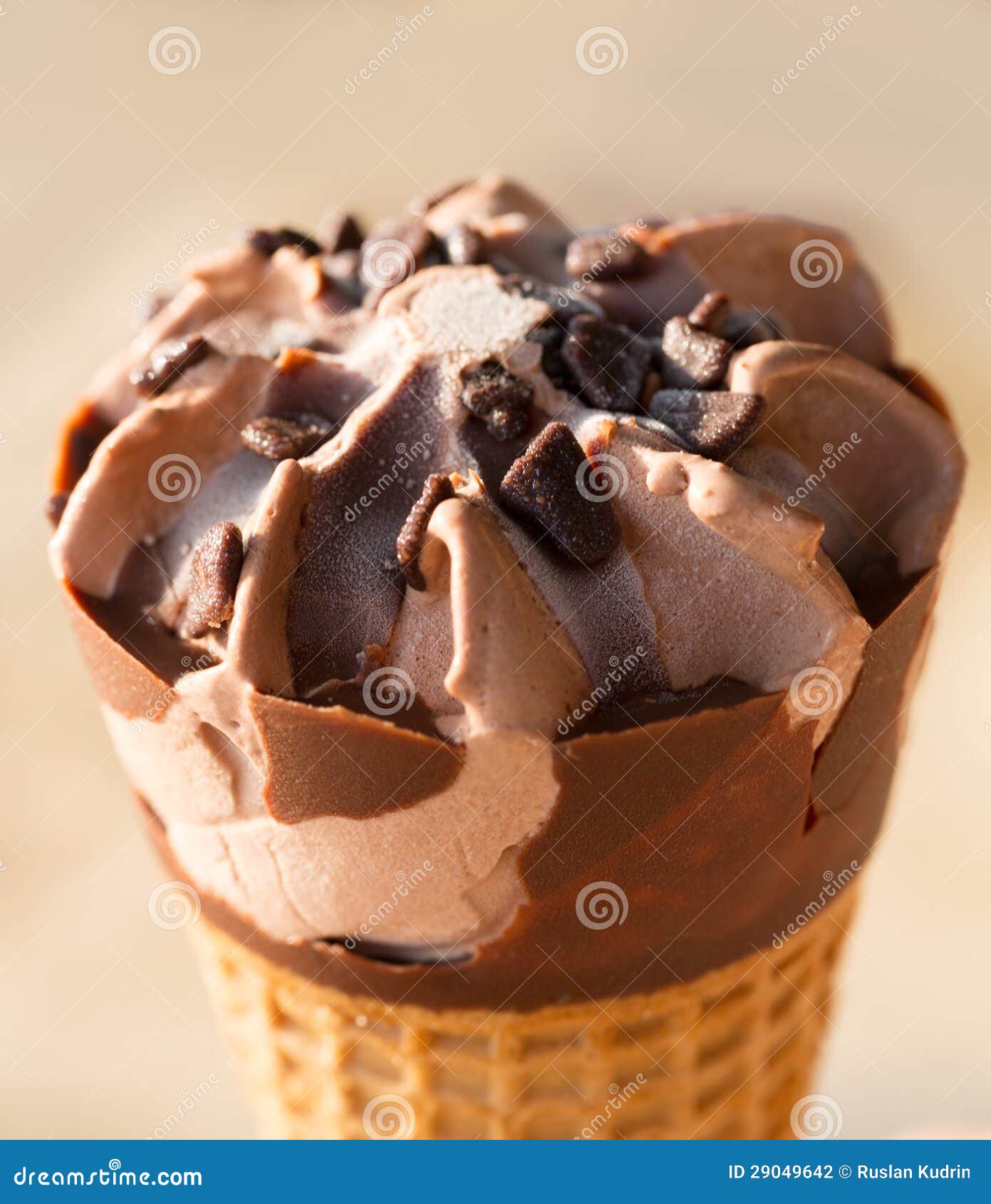 Helado De Chocolate En Un Cono Foto de archivo - Imagen de cono ...