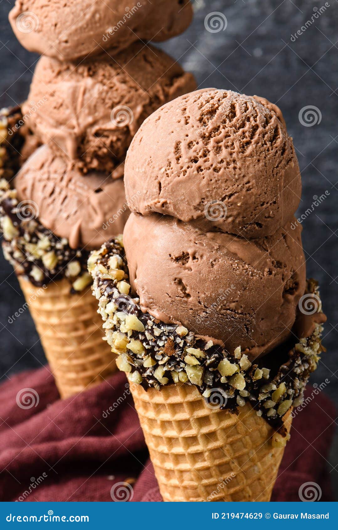Helado De Chocolate En Un Cono De Gofre Con Salsa De Chocolate Y