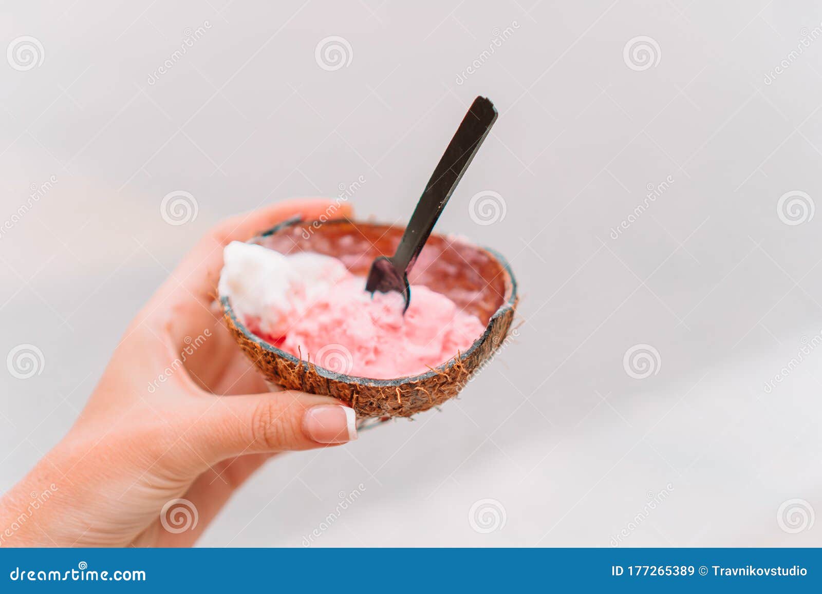 Helado De Coco En La Concha De Coco Imagen de archivo - Imagen de hielo ...