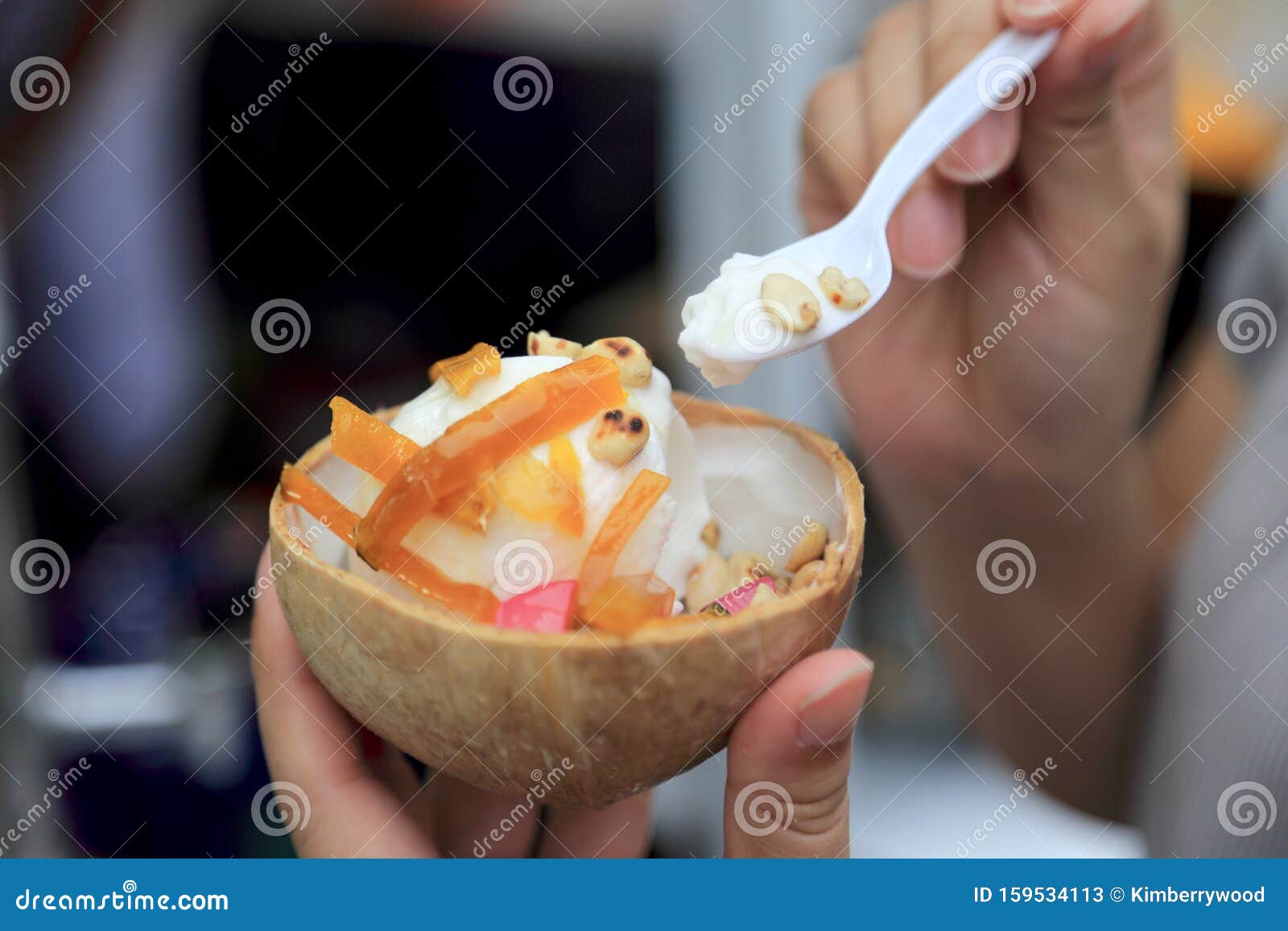 Helado de coco imagen de archivo. Imagen de derretimiento - 159534113