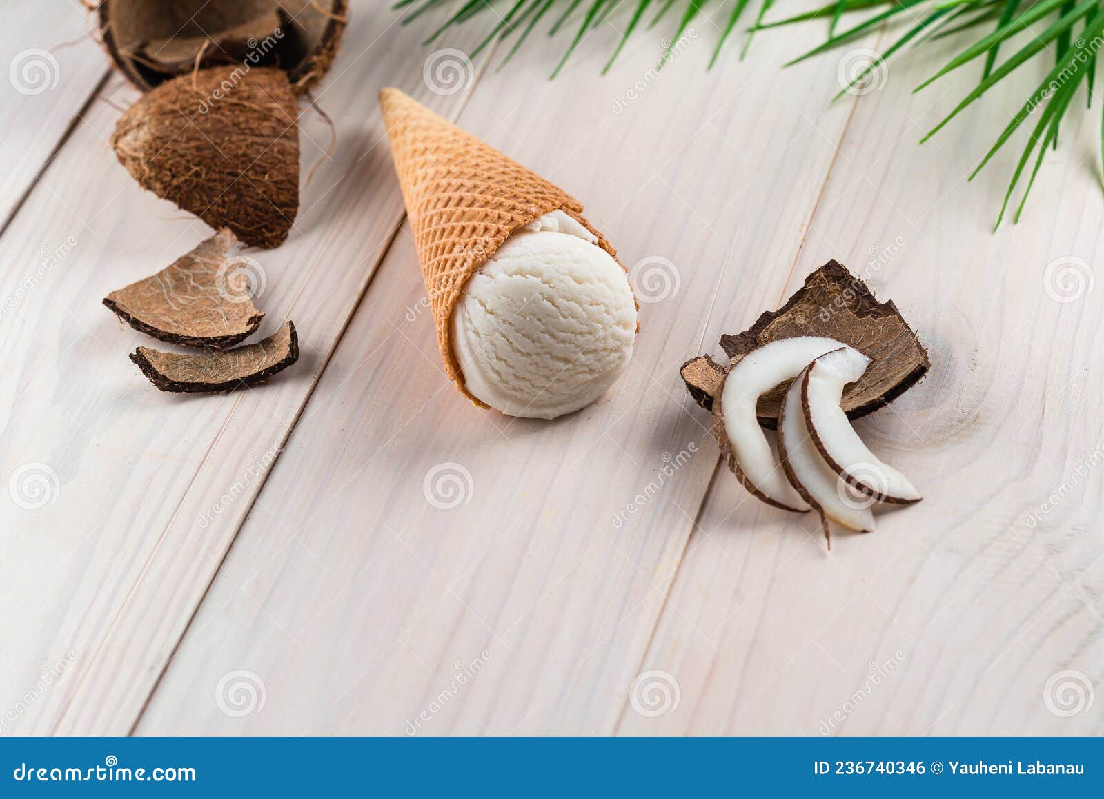 Helado De Coco Sobre Un Fondo Blanco De Madera Foto de archivo - Imagen ...