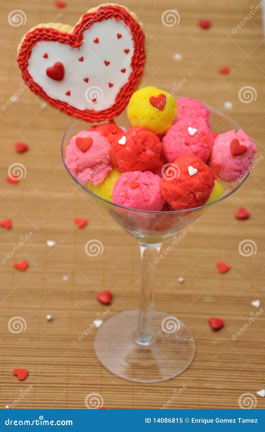 Helado del amor imagen de archivo. Imagen de caramelo - 14086815