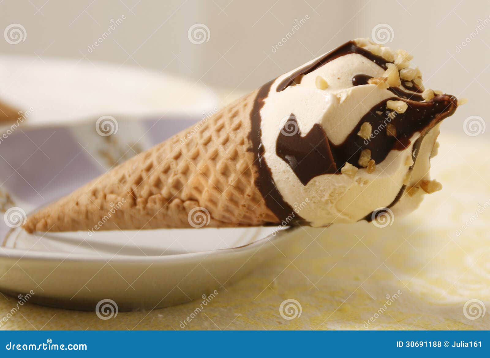 Helado Del Cono De La Galleta Foto de archivo - Imagen de delicioso ...