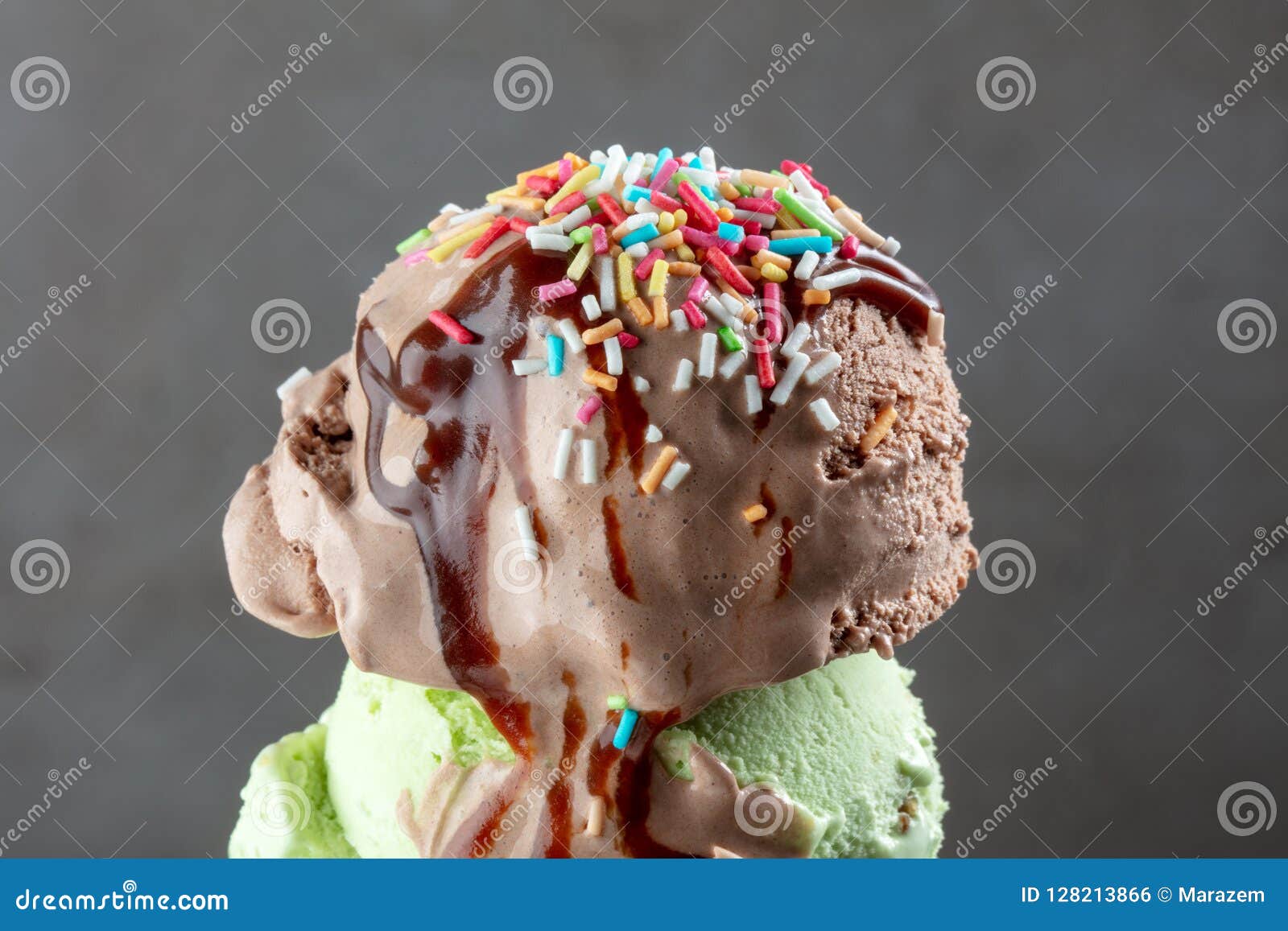 Helado derretido foto de archivo. Imagen de adornado - 128213866