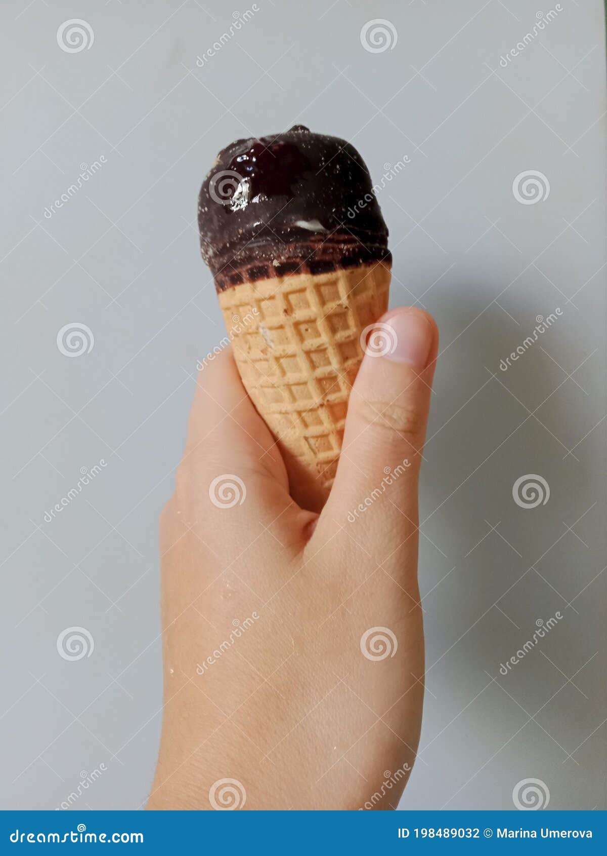 Helado En La Mano De Una Mujer Foto de archivo - Imagen de postre ...