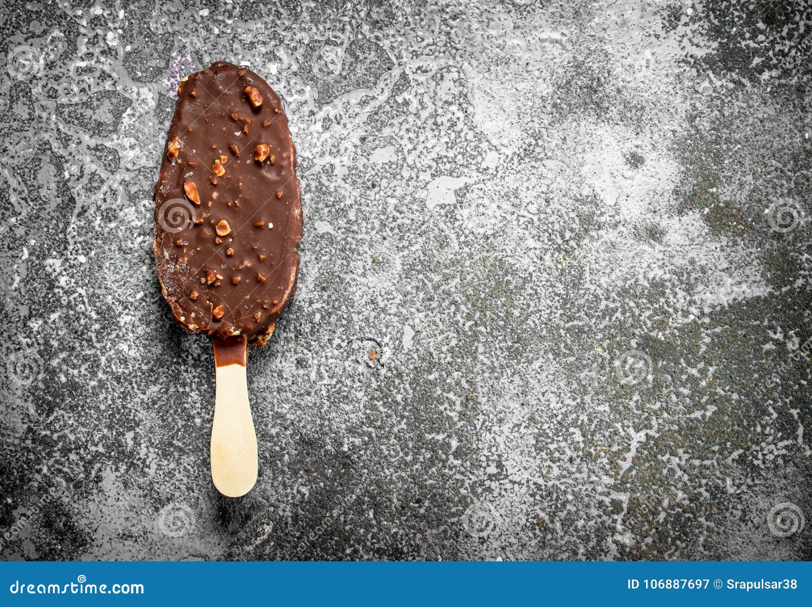 Helado En Un Palillo Cubierto Con El Chocolate Imagen de archivo ...