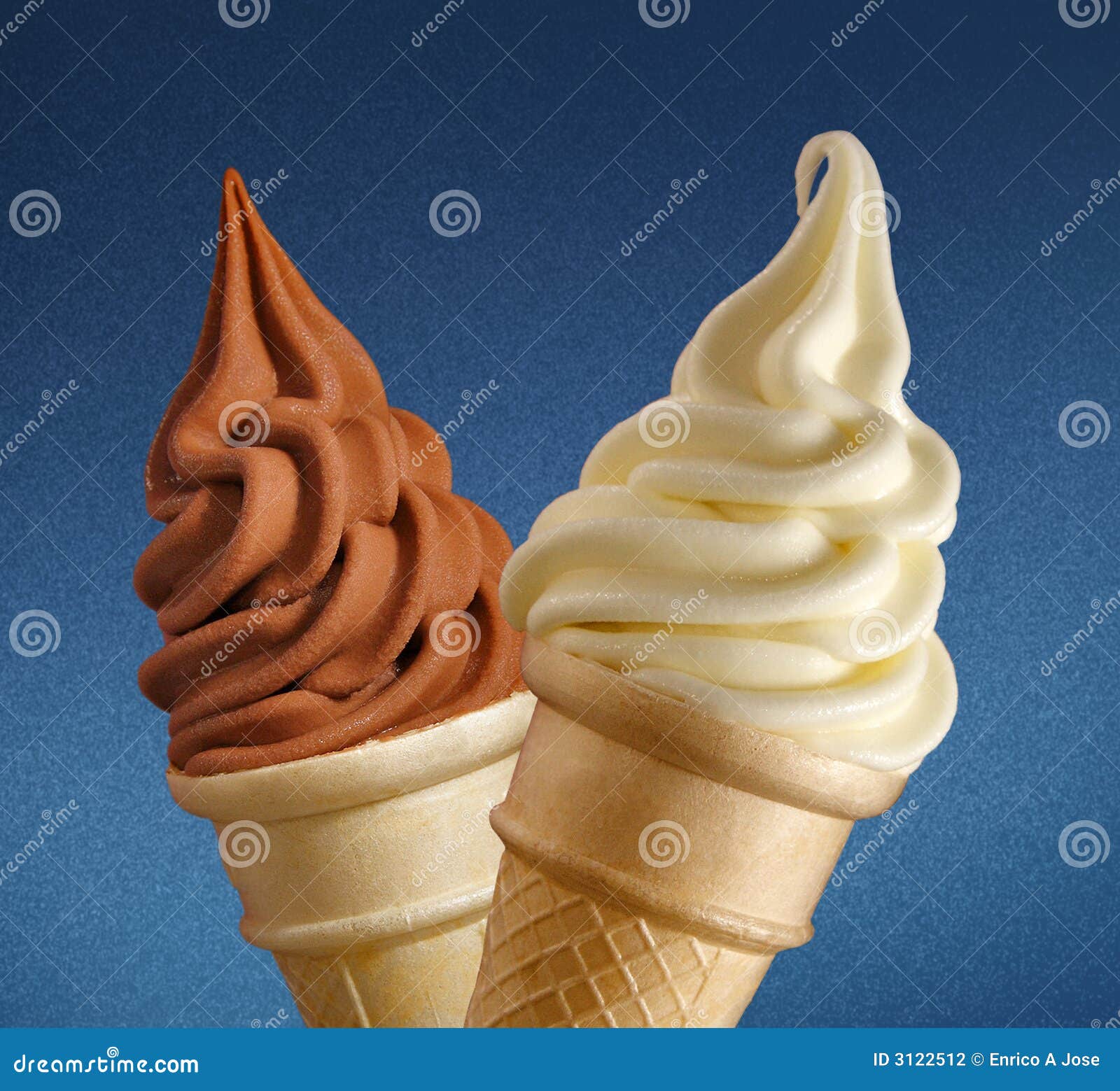 Helado suave en azul foto de archivo. Imagen de leche - 3122512