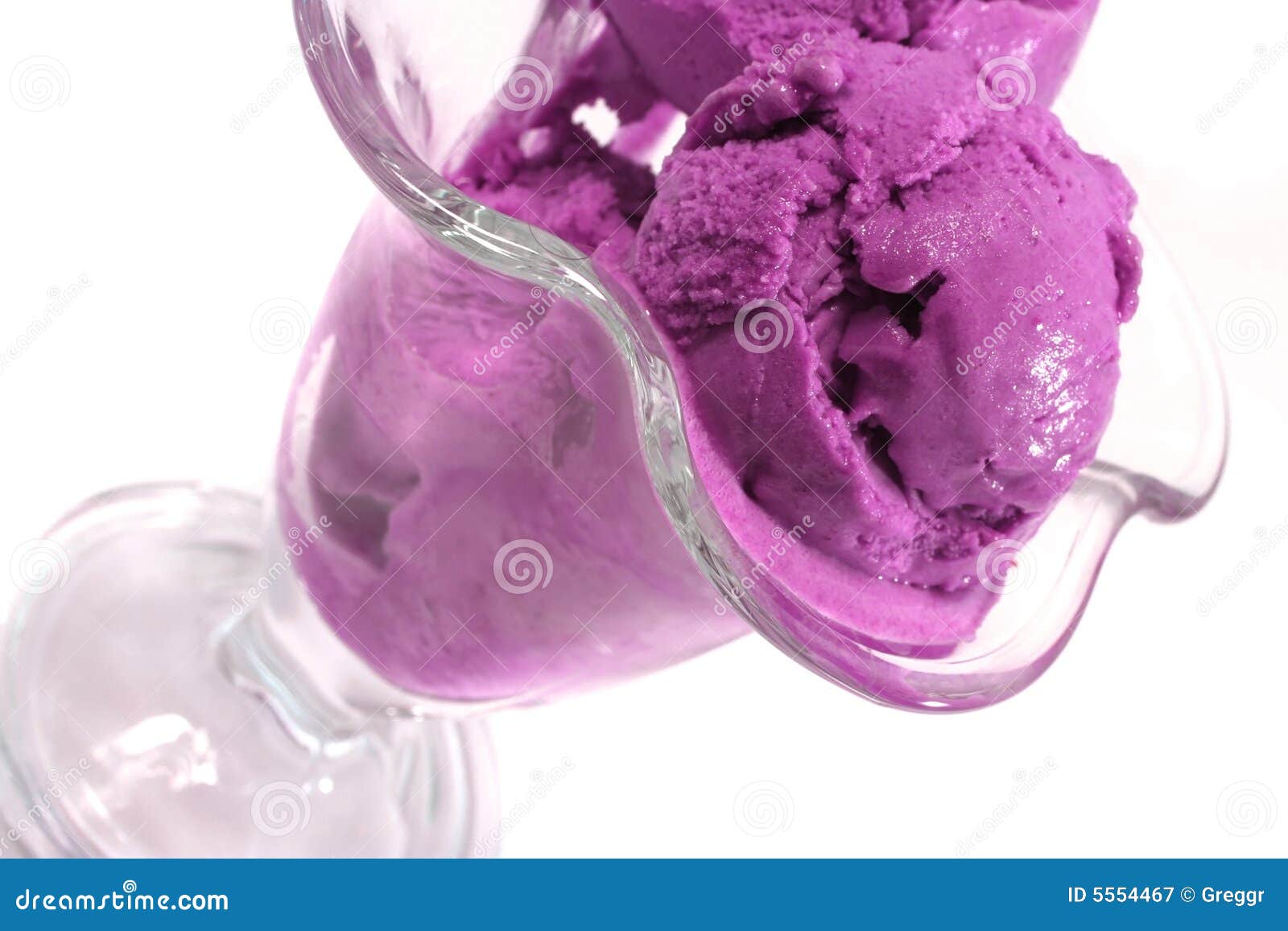 Helado Violeta Del Color Sobre Blanco Imagen de archivo - Imagen de ...