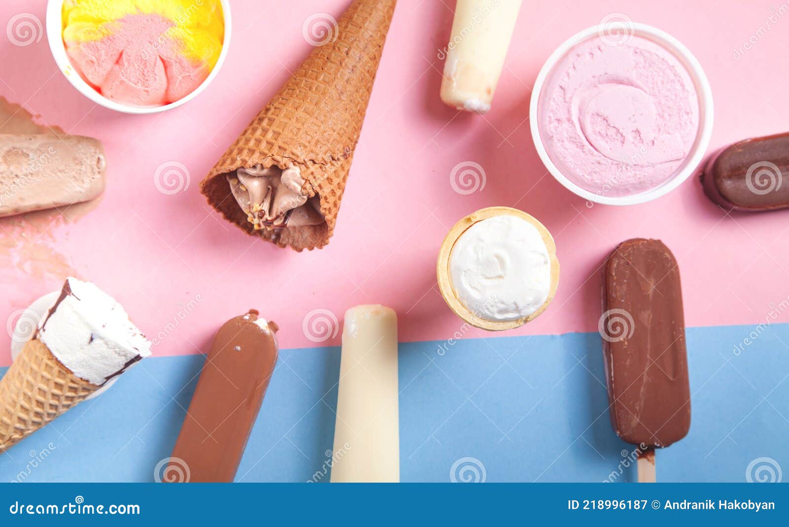 Helado. Waffle Cono Fresa Vainilla Chocolate Imagen de archivo - Imagen ...