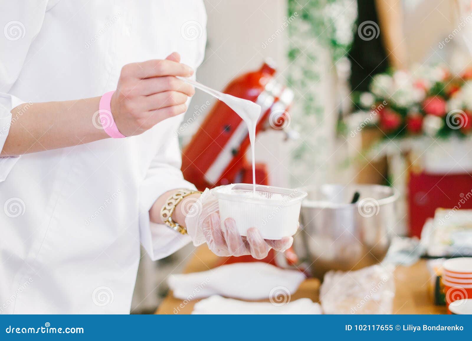 Helar un pan de jengibre imagen de archivo. Imagen de helado - 102117655