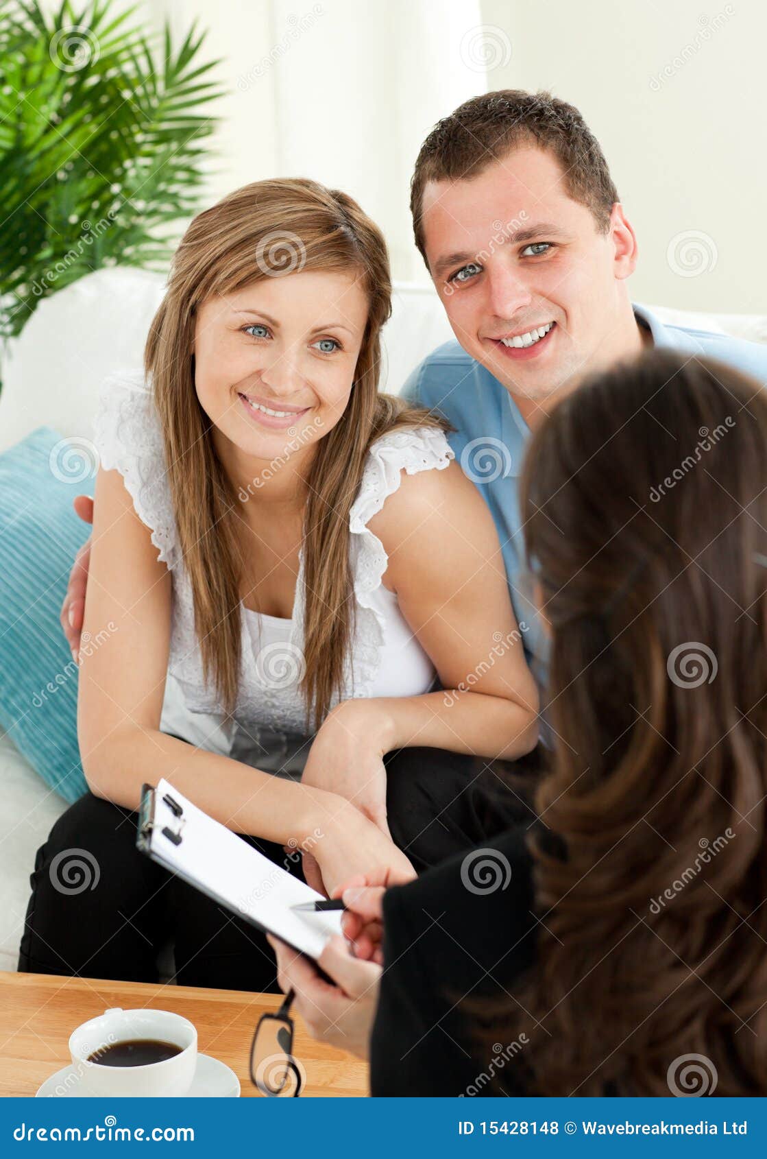 Helder Paar Dat Autocontract Met Handelaar Besluit Stock Foto - Image ...