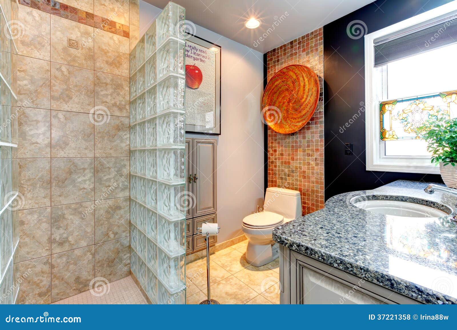 Heldere Badkamers Met Open Douche Stock Foto - Image of ruimte ...
