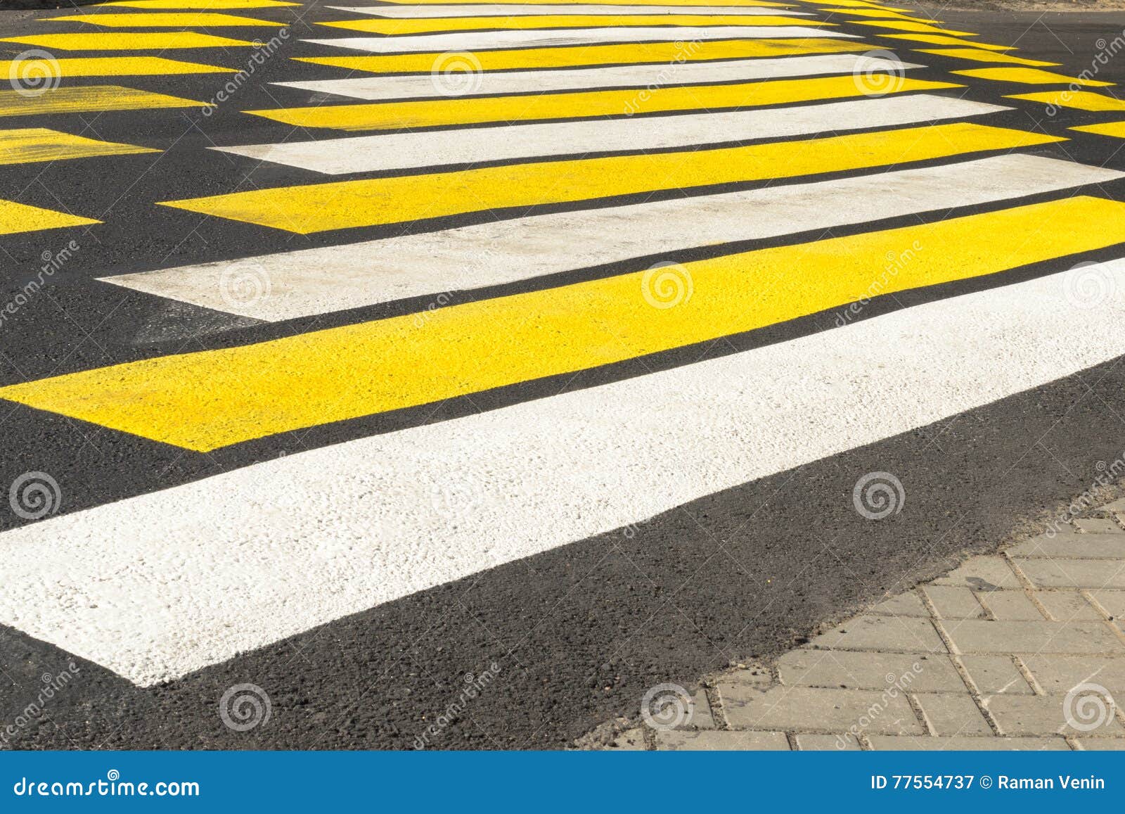 Heldere Kleur Van De Zebrapad De Geel-witte Waarschuwing Stock ...