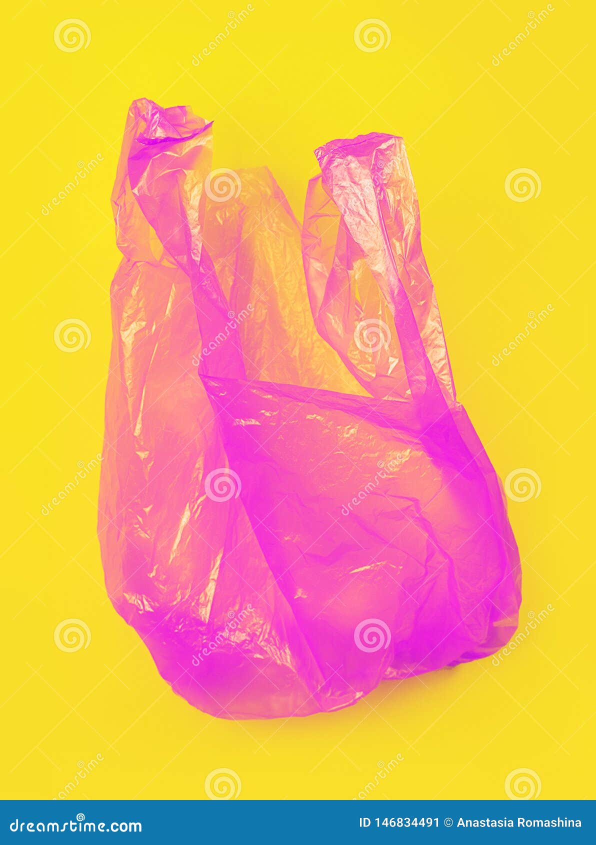 Heldere Roze Plastic Zak Op Gele Achtergrond Stock Afbeelding - Image ...