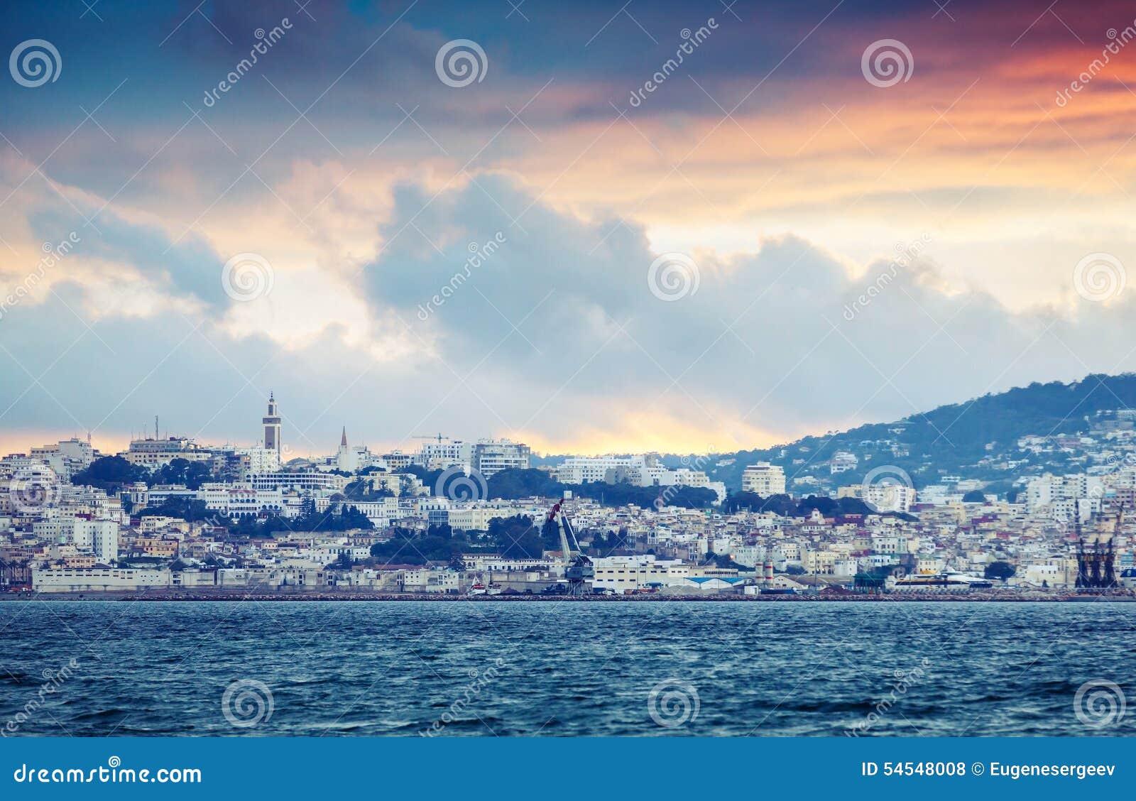 Heldere Zonsonderganghemel Over De Stad Van Tanger, Marokko Stock Foto ...