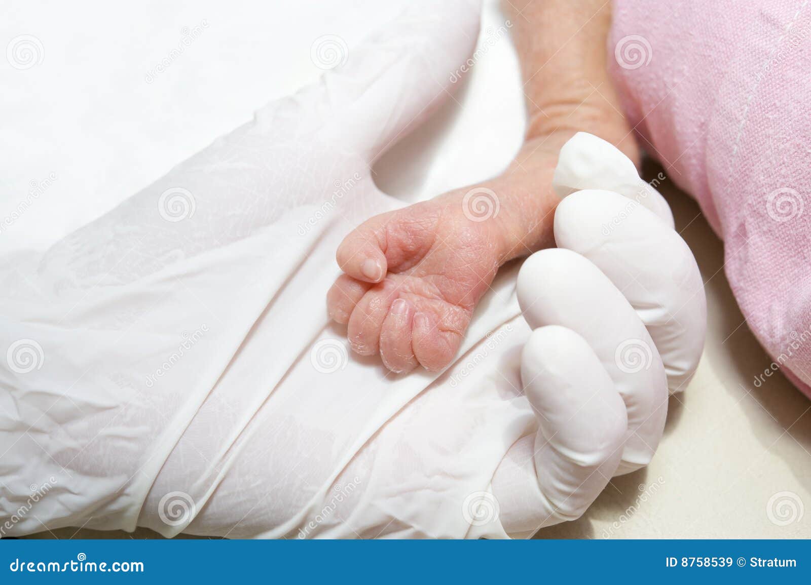 Helfende Hand stockbild. Bild von reanimation, krankenhaus - 8758539