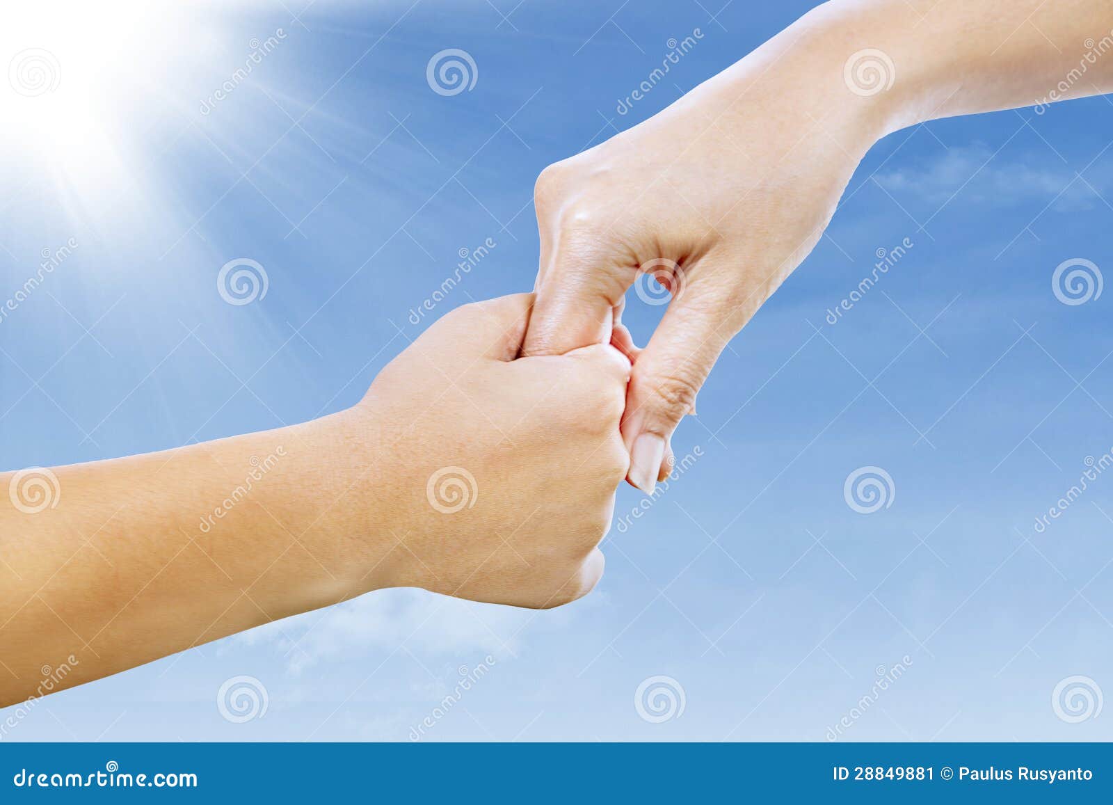 Helfende Hand Unter Blauem Himmel Stockbild - Bild von hand ...