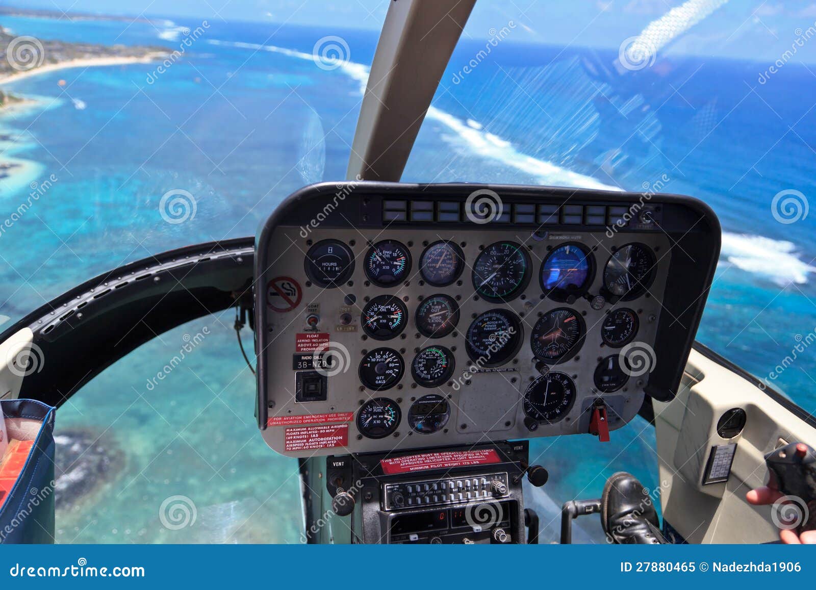 Helic?ptero Sobre a Ilha Tropical Imagem Editorial - Imagem de destinos ...