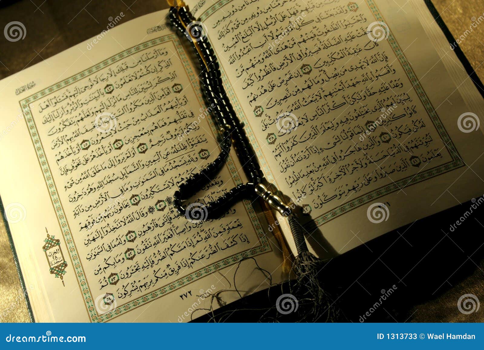 Helig Koranen fotografering för bildbyråer. Bild av radband - 1313733