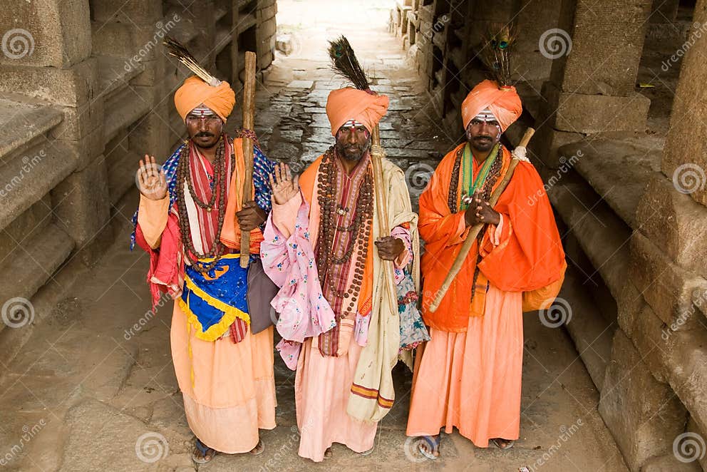 Heliga indiska män redaktionell fotografering för bildbyråer. Bild av ...