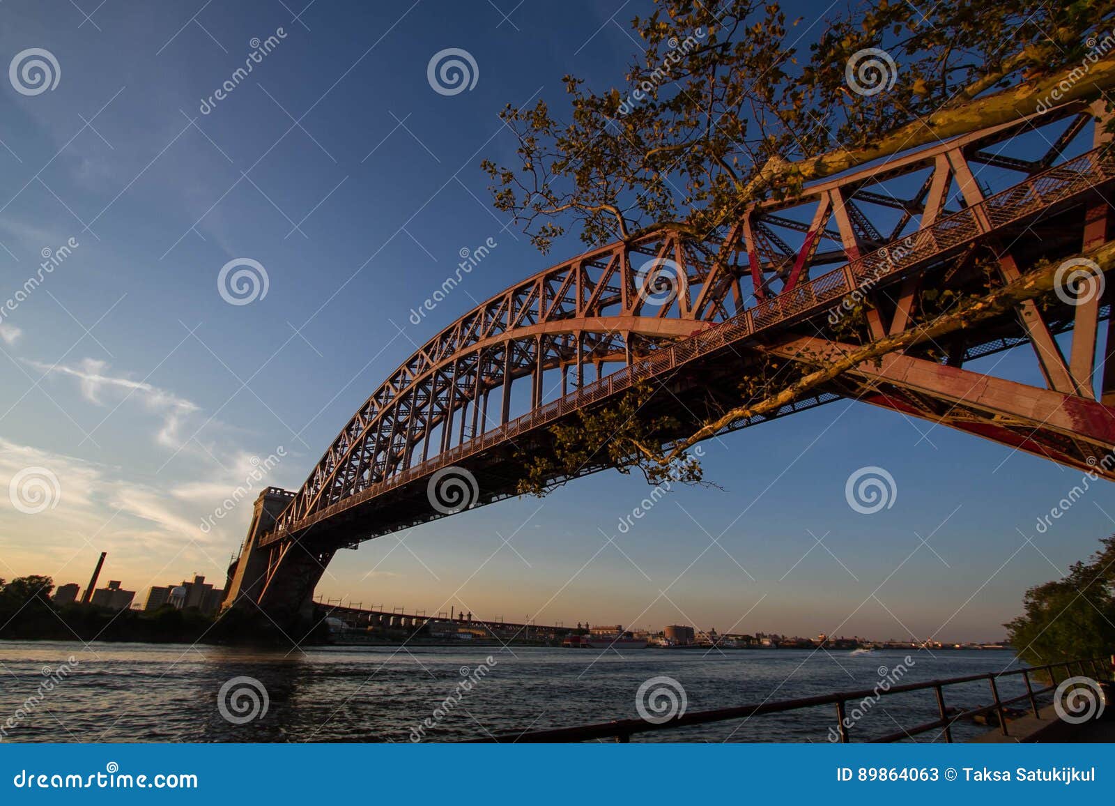 The Hell Gate Bridge with Sunset Sky, New York Stock Image - Image of ... The Hell Gate Bridge with Sunset Sky, New York Stock Image - Image of ...