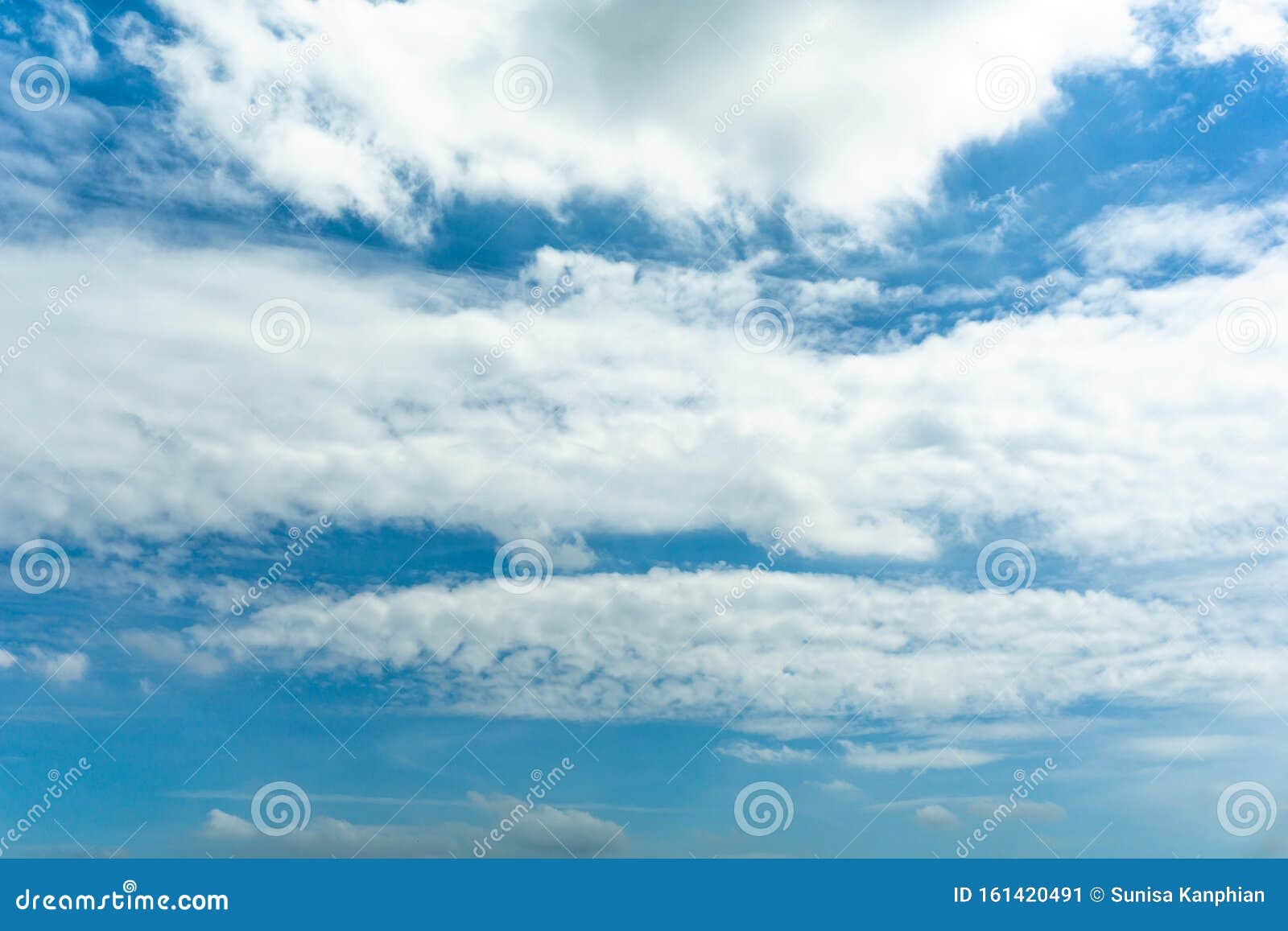 Hellblauer Himmel Und Weiße Wolke Stockbild - Bild von flaumig, himmel ...