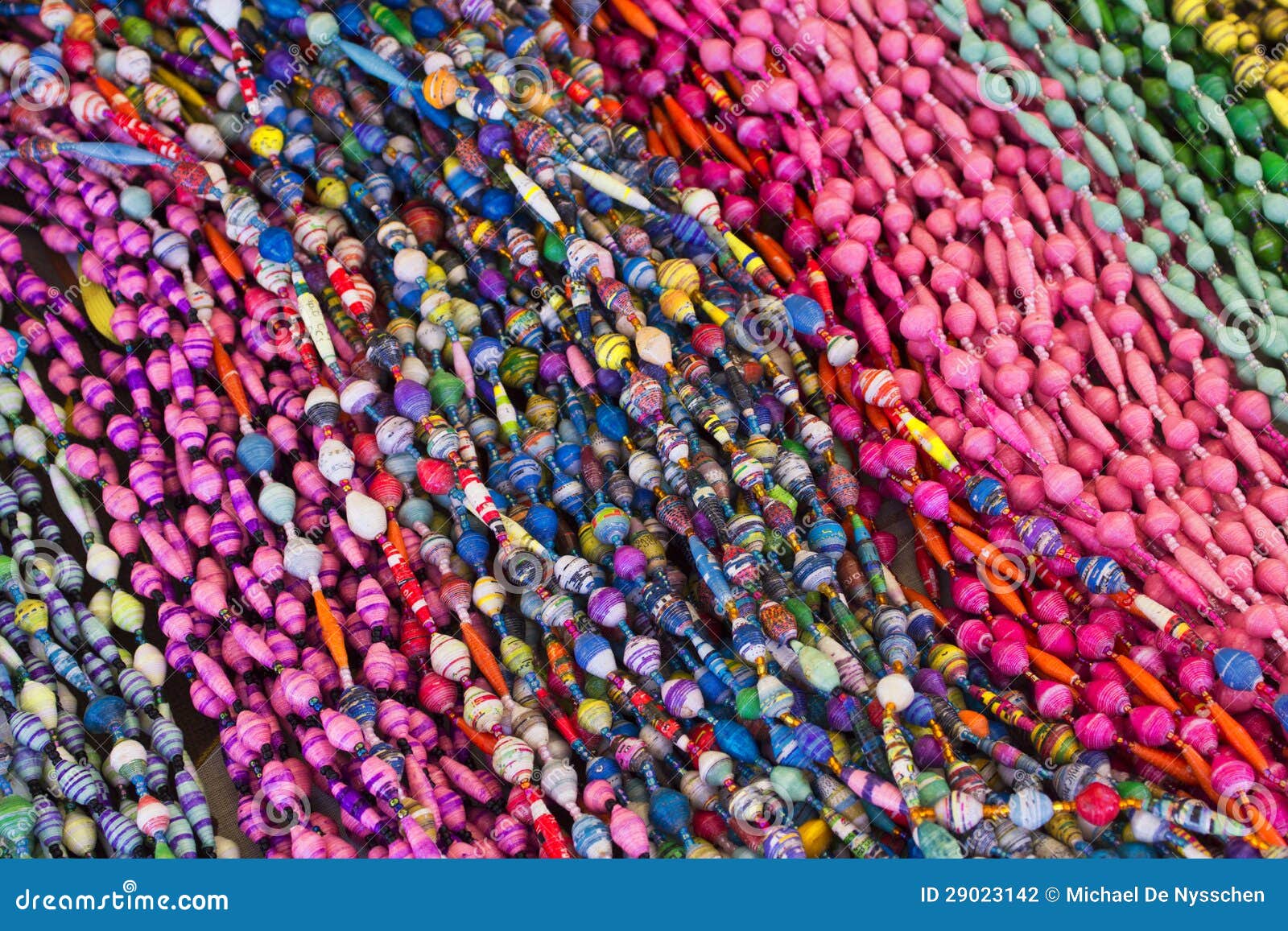 Helle bunte Perlen stockfoto. Bild von phantasie, zeichenketten - 29023142