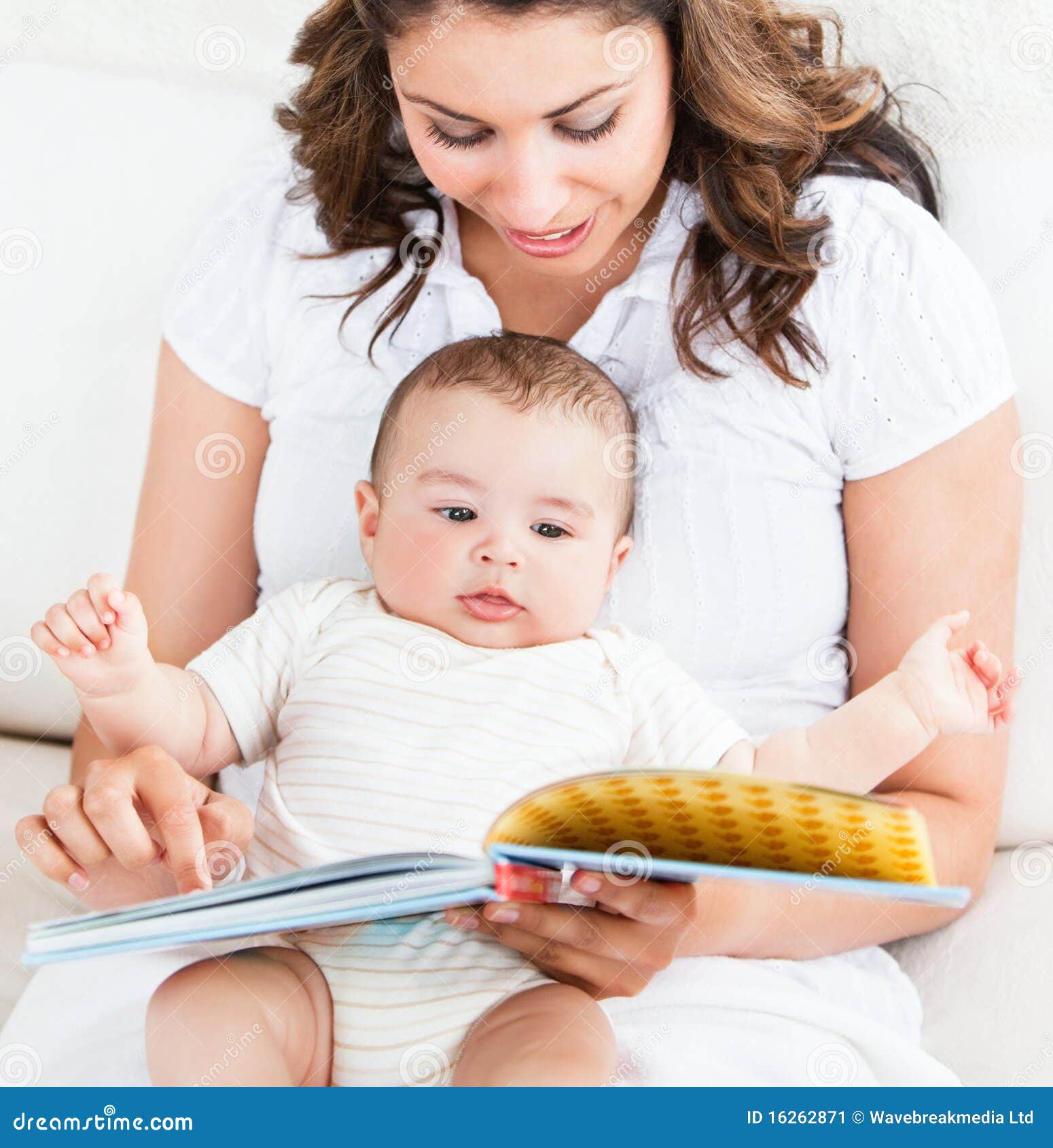 Helle Mutter, Die Ihrem Sohn Bilder in Einem Buch Zeigt Stockbild ...