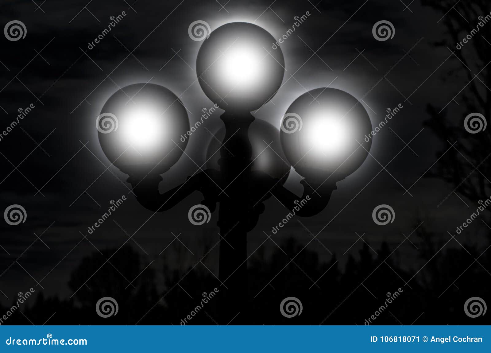 Helles Licht in der Nacht stockbild. Bild von drei, künstlerisch ...