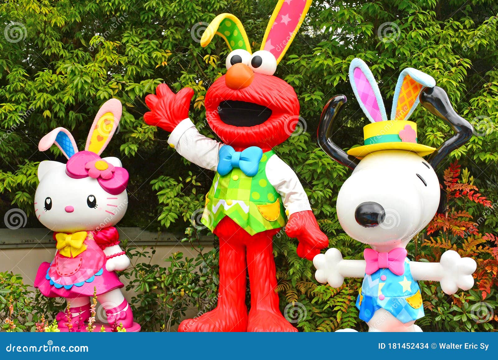 Hello Kitty, Elmo and Snoopy Characters at Universal Studios Japan in ...