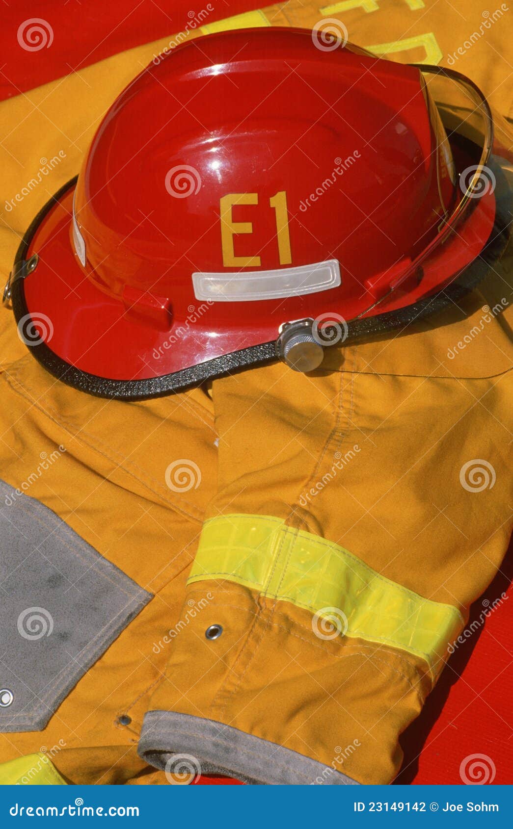 Helm En Jasje Van Brandweerman Stock Foto - Image of brand, drankje ...