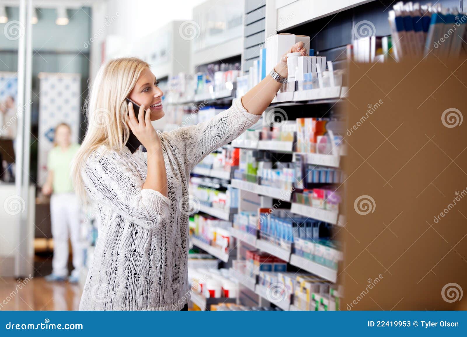 Hembra que busca medicinas imagen de archivo. Imagen de consumerismo ...