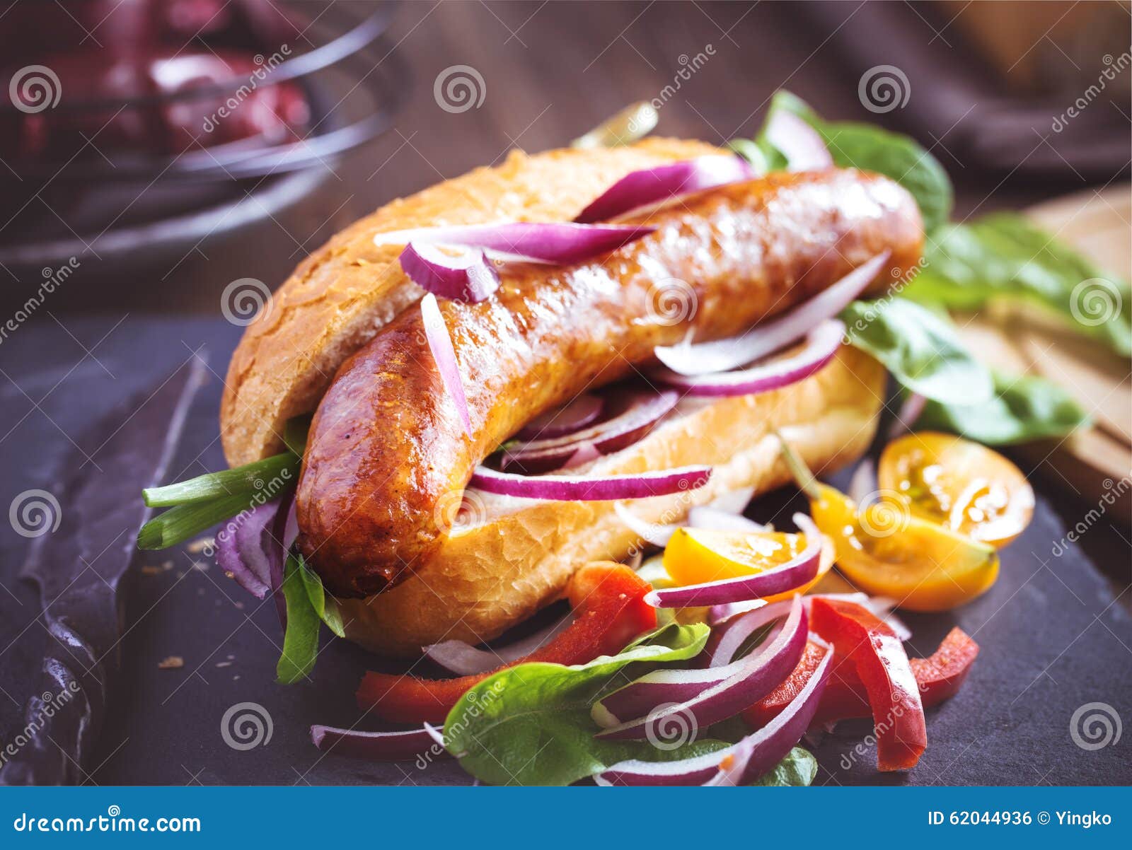 Hemlagad Korv Med Bullen Och Grönsaker Arkivfoto - Bild av äta ...