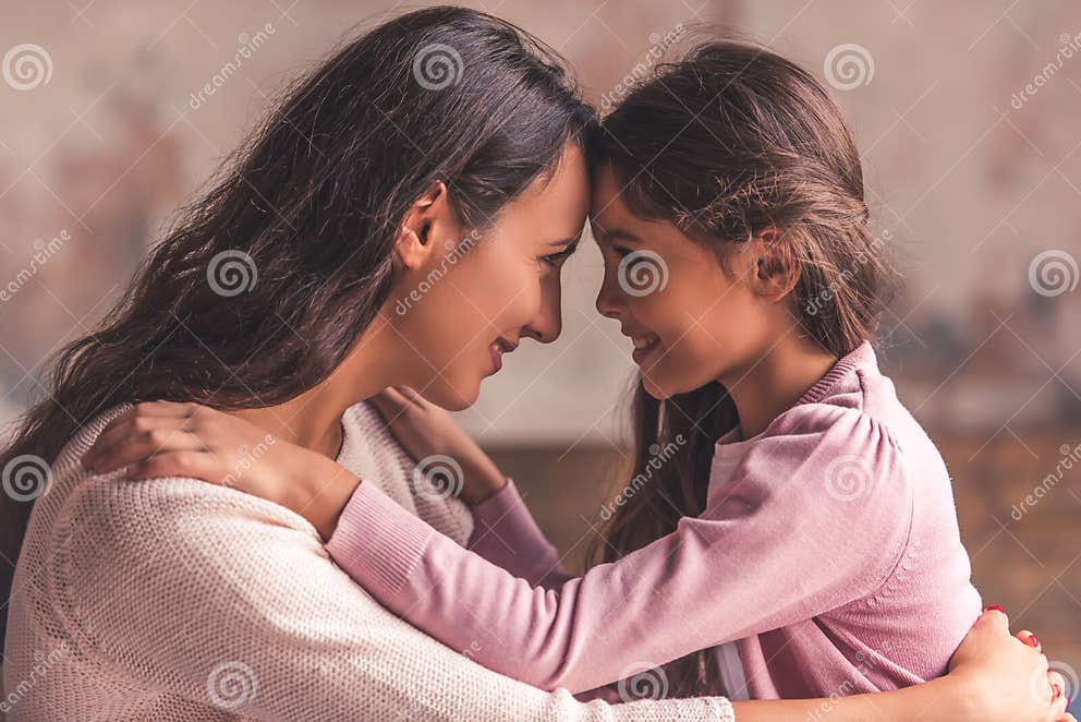 Hemmastadda Mamma Och Dotter Fotografering För Bildbyråer Bild Av