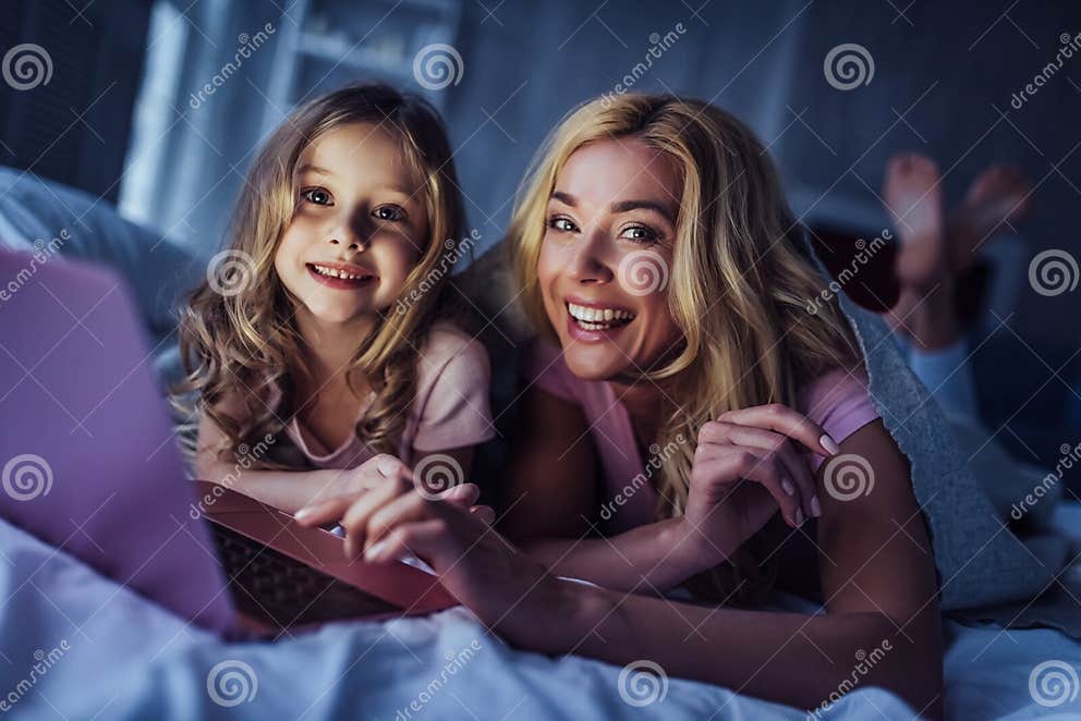 Hemmastadda Mamma Och Dotter Fotografering För Bildbyråer Bild Av