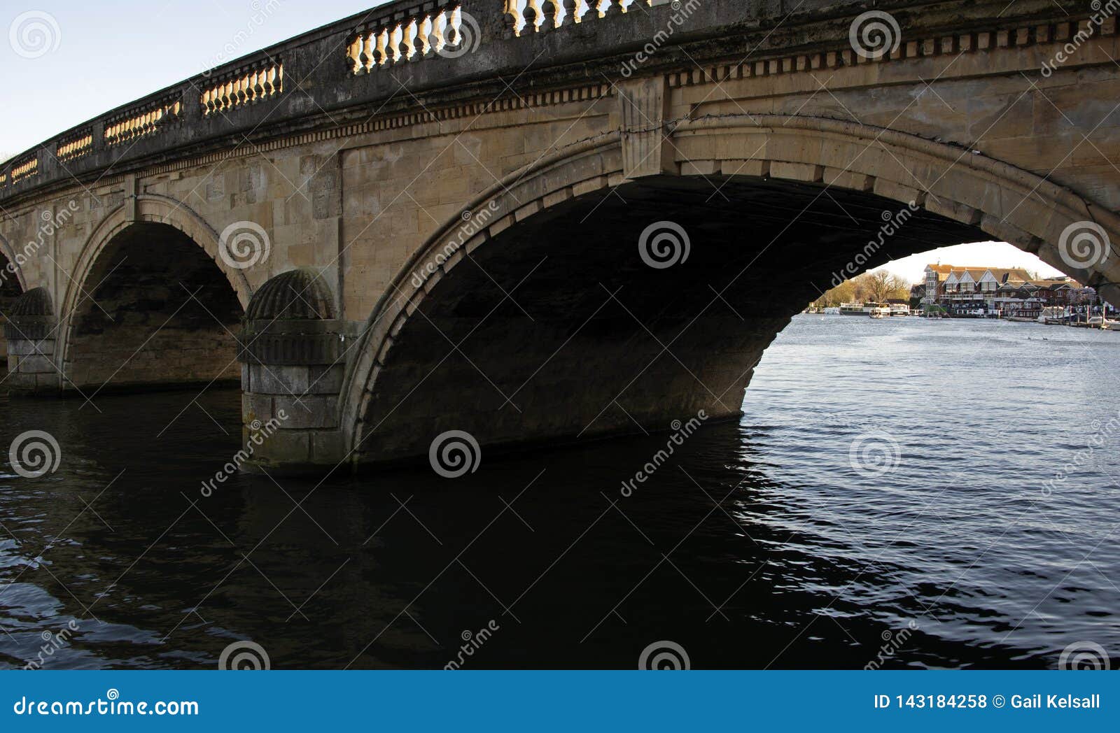 Henley-on-Thames Bridge on the River Thames Oxfordshire Editorial Stock ...
