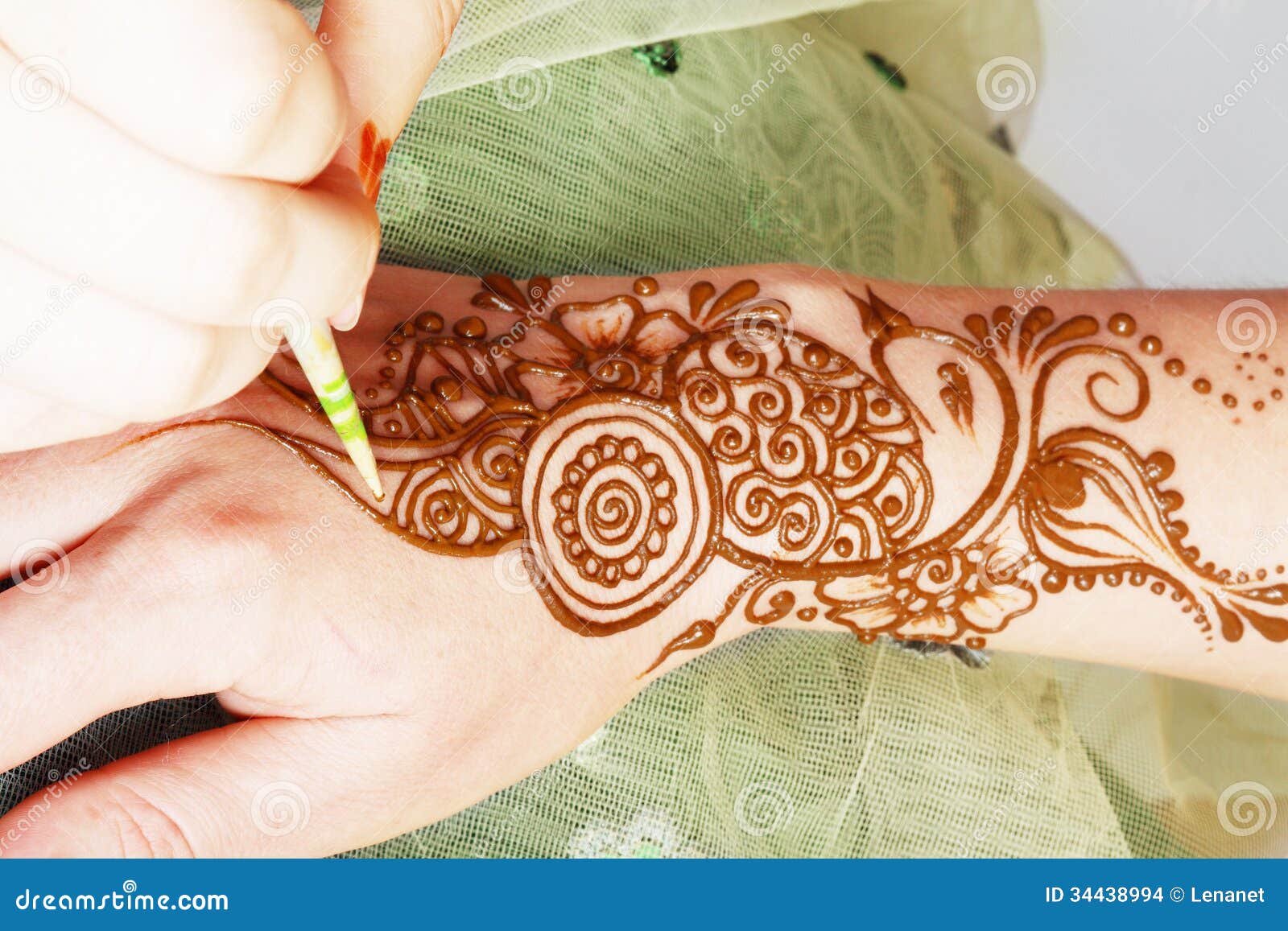 Hennè che è applicato fotografia stock. Immagine di barrette - 34438994