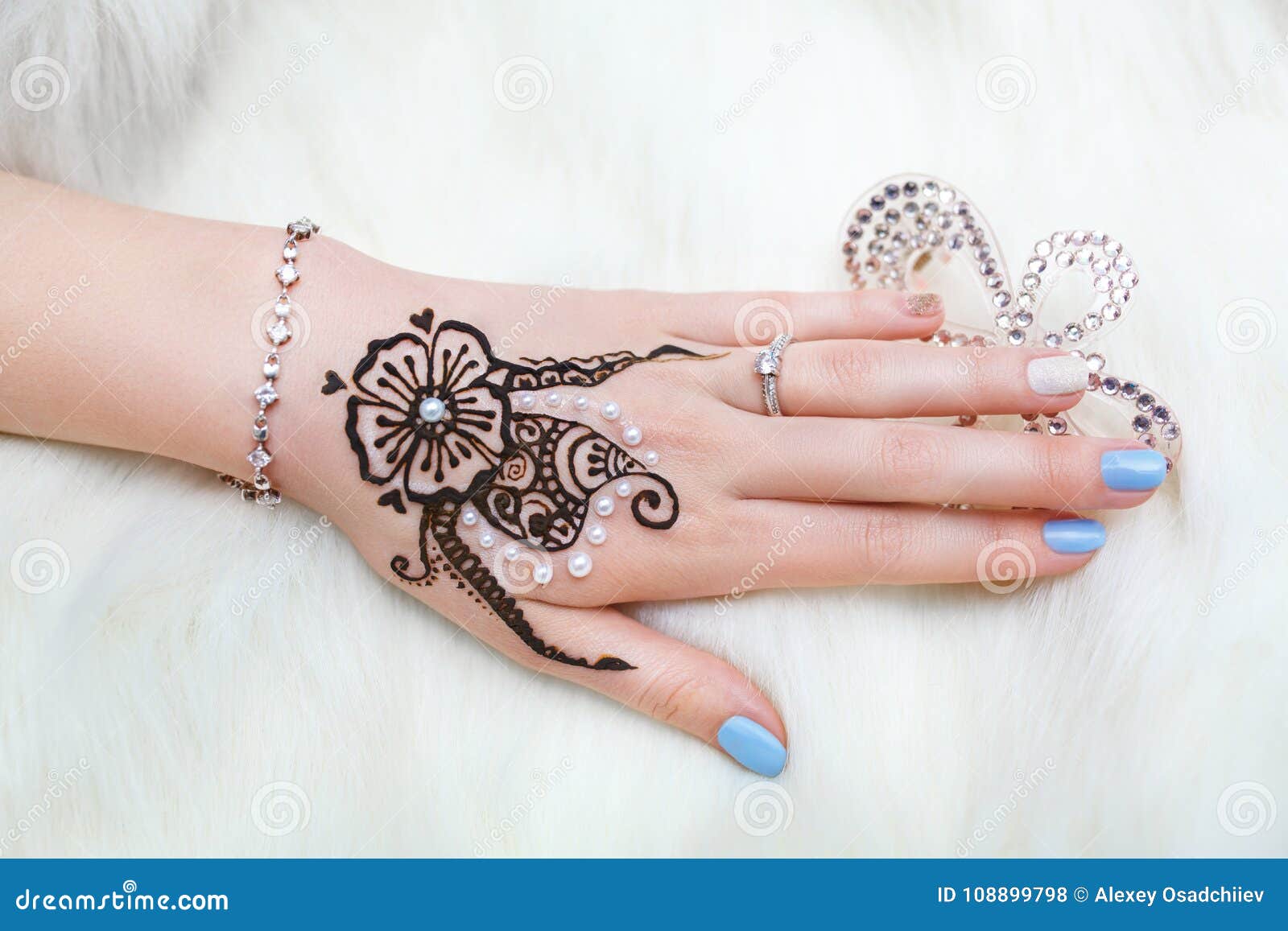 Henna op hand stock foto. Image of kleurstof, gezond - 108899798