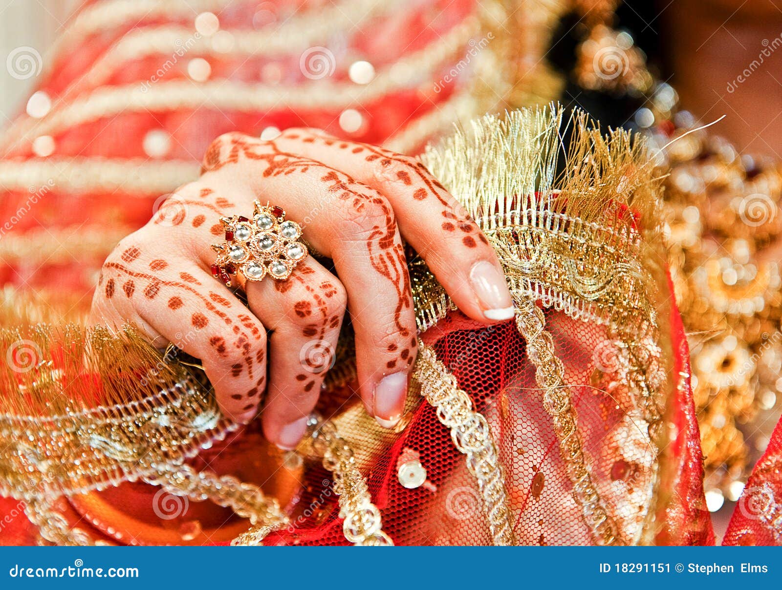 Henna Tattoo on Hand of Woman Stock Image - Image of gold, hand: 18291151