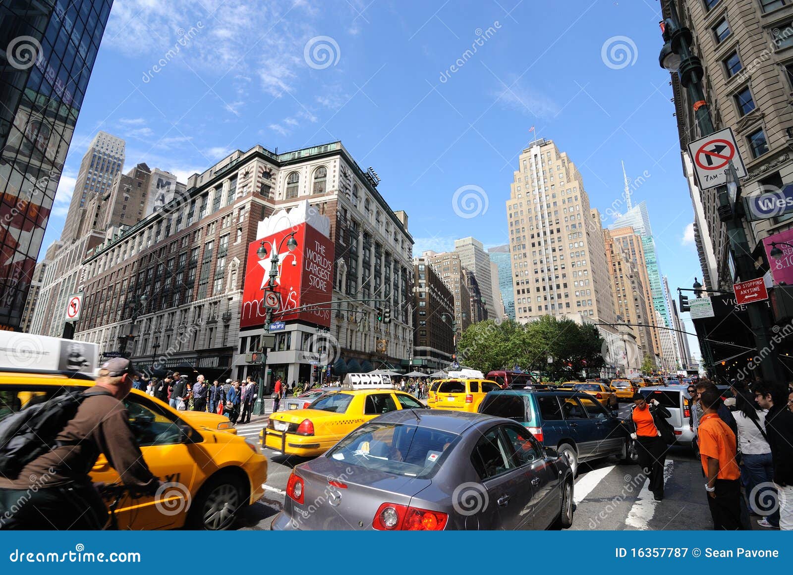 Herald Square in New York City Editorial Photography - Image of sign ...