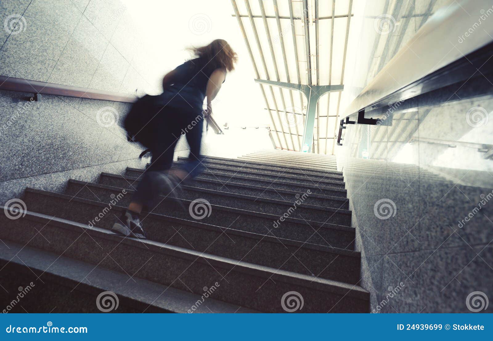 Herauf die Treppen stockbild. Bild von bewegen, leute - 24939699