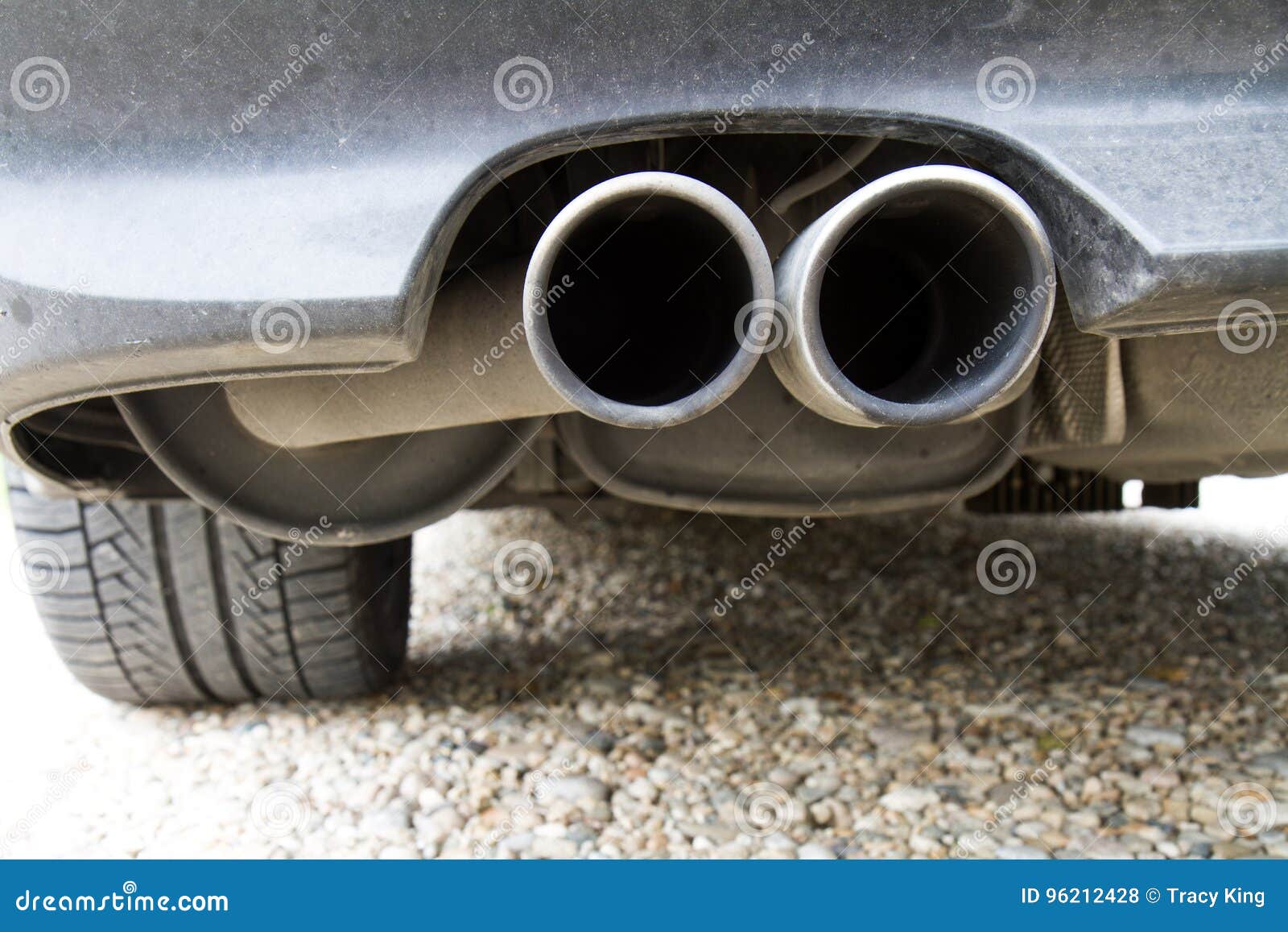 Heraus kommen der Auspuff stockfoto. Bild von schmutzig - 96212428