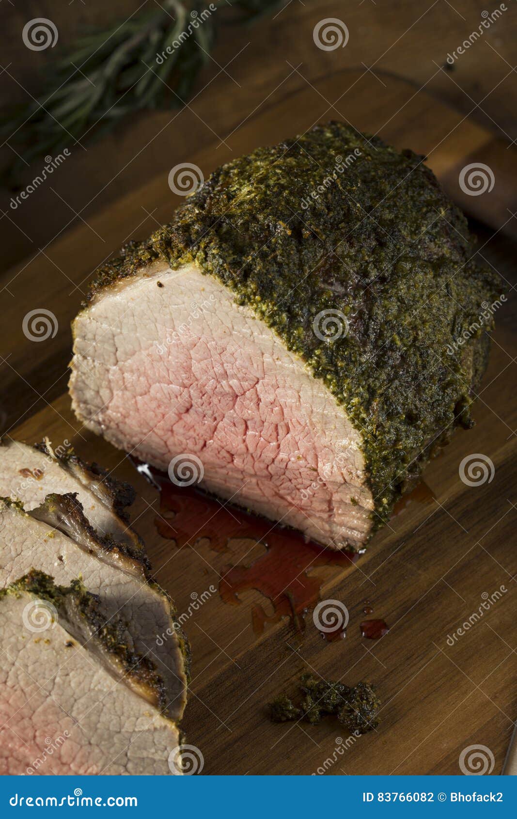 Herb Crusted Roast Beef Hecho En Casa Foto de archivo - Imagen de ...