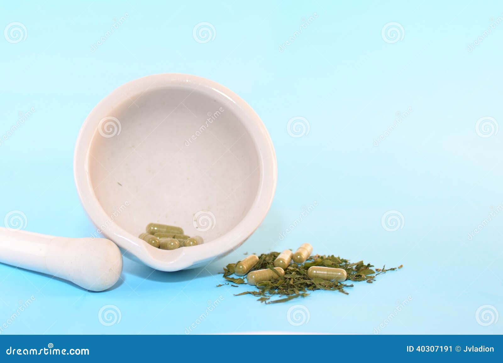 HERBES, CAPSULES ET MORTIER ET PILON Image stock - Image du médecine ...