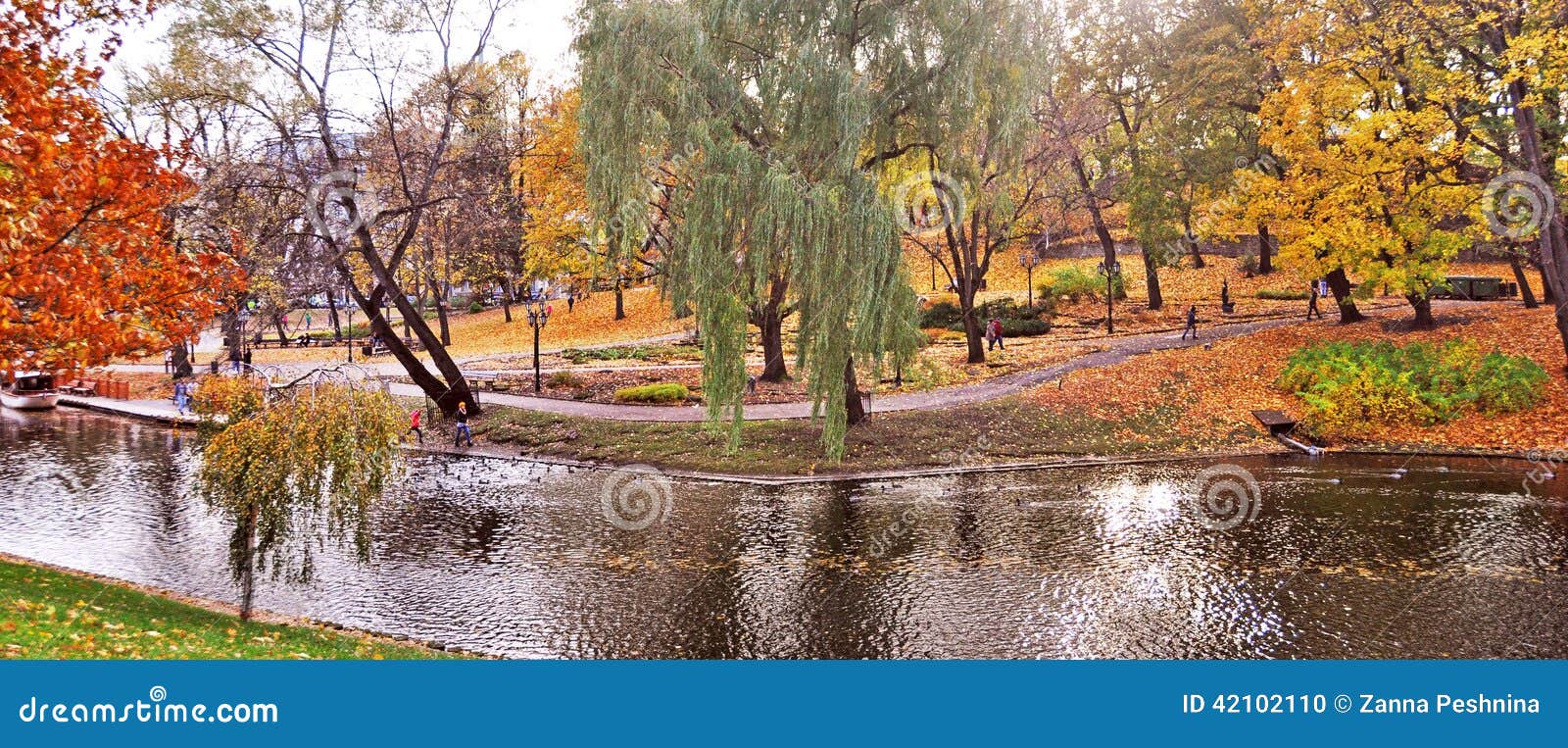 Herbstlicher Park in Der Mitte Von Riga, Lettland Stockfoto - Bild von ...