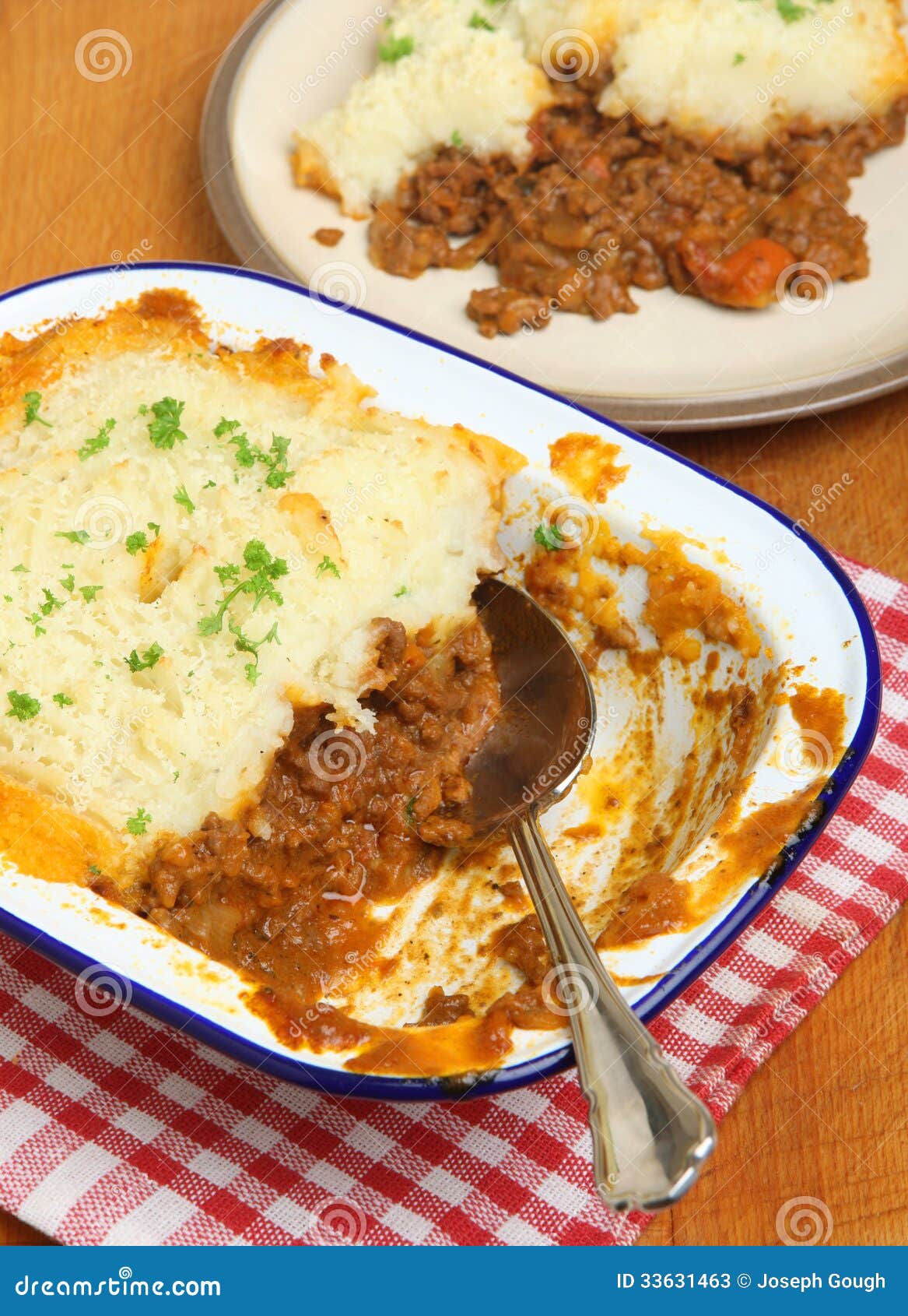 Herderspastei in Het Dienen Van Schotel Stock Afbeelding - Image of ...