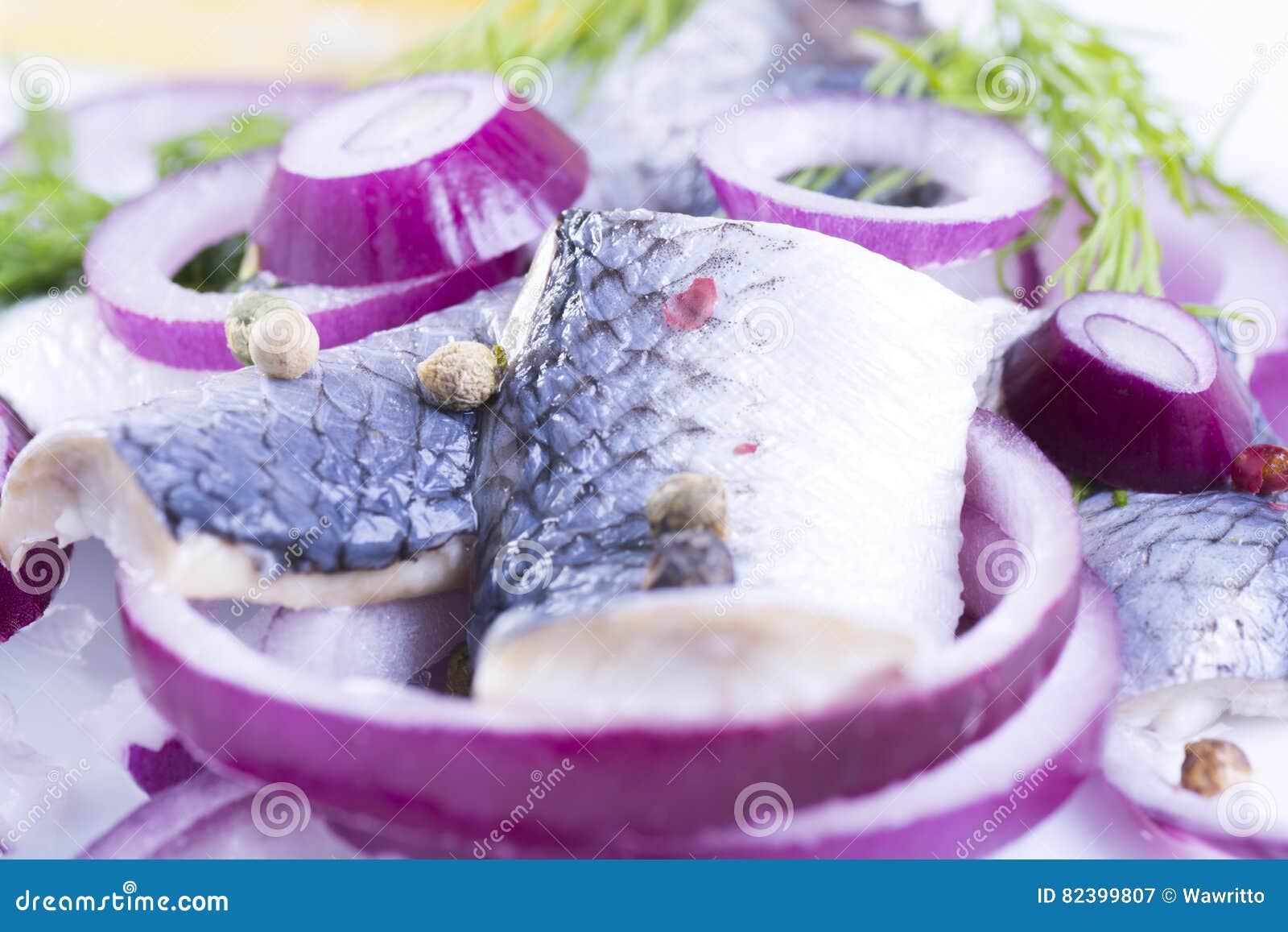 Heringe auf einer Platte stockbild. Bild von zitrone - 82399807
