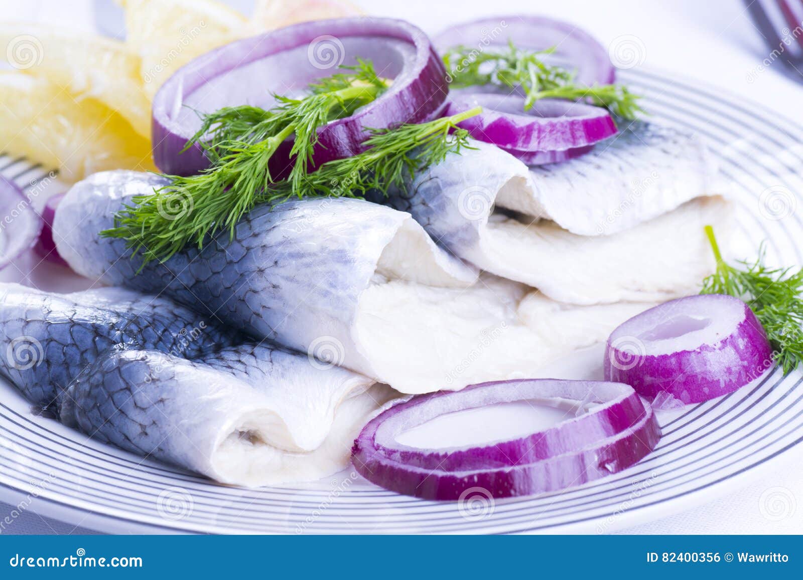 Heringe auf einer Platte stockfoto. Bild von leuchte - 82400356