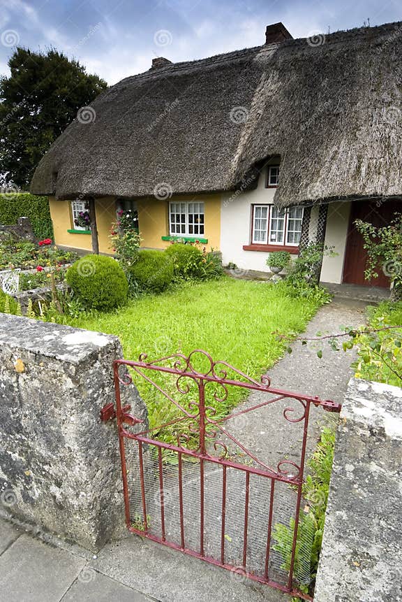 Heritage Cottage in Adare stock photo. Image of thatched - 15670178